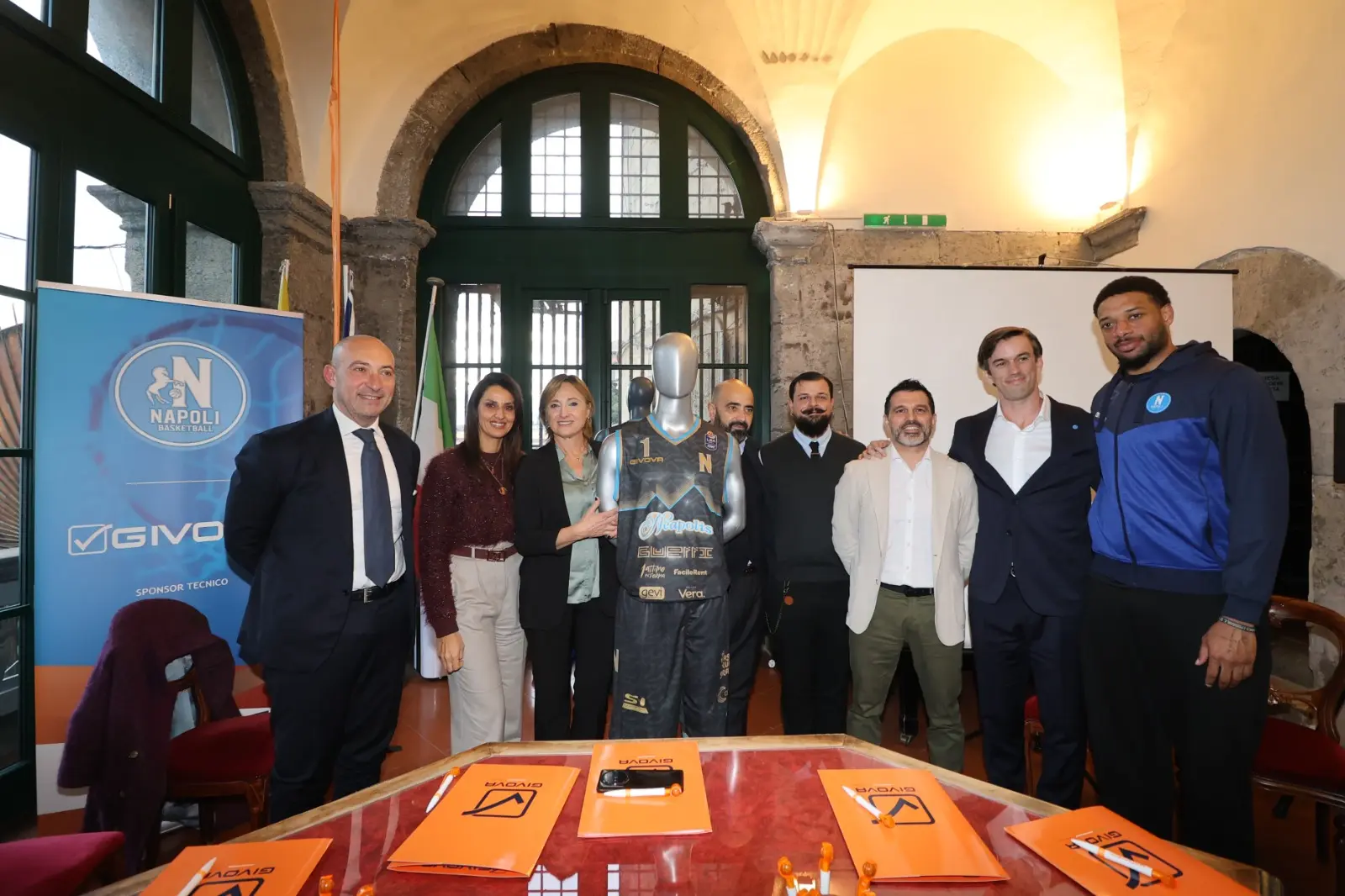 NAPOLI 2500: PRESENTATA AL MASCHIO ANGIOINO LA MAGLIA "SPECIAL EDITION
